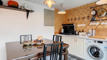 Villa, 2 quartos | Cozinha privada | Um frigorífico/congelador grande, um micro-ondas, uma placa de cozinha
