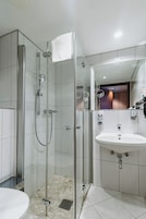 Quarto Individual Comfort | Casa de banho | Um polibã, artigos de higiene pessoal grátis, um secador de cabelo