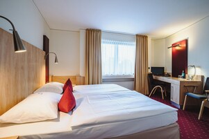 Quarto casal conforto | Roupas de cama antialérgicas, cofres nos quartos, escrivaninha