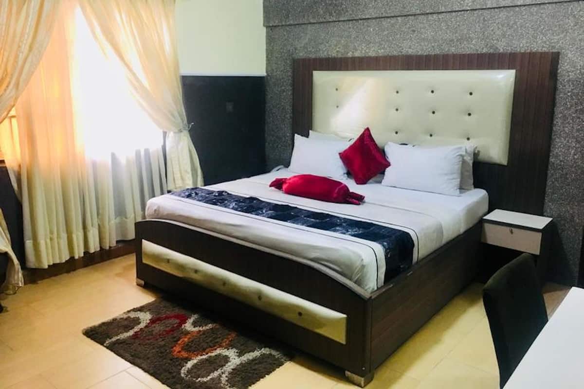 Quarto Deluxe | Minibar, secretária, secretária adequada para computadores portáteis