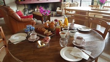 Almoços e jantares servidos, incluindo cozinha francesa