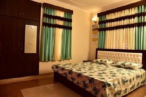 Quarto Duplo Deluxe | Roupa de alta qualidade, secretária, ferro/tábua de engomar 