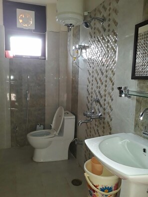 Quarto Duplo Deluxe | Casa de banho | Um polibã, artigos de higiene pessoal grátis, chinelos 