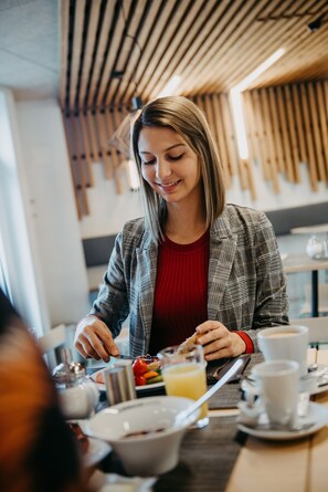 Café da manhã com buffet grátis todos os dias