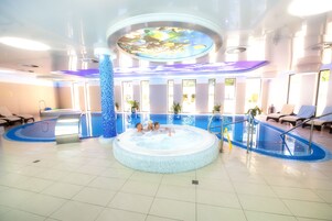 Piscina interior, espreguiçadeiras 