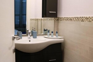 Um polibã, um chuveiro fixo, artigos de higiene pessoal grátis, um bidé 