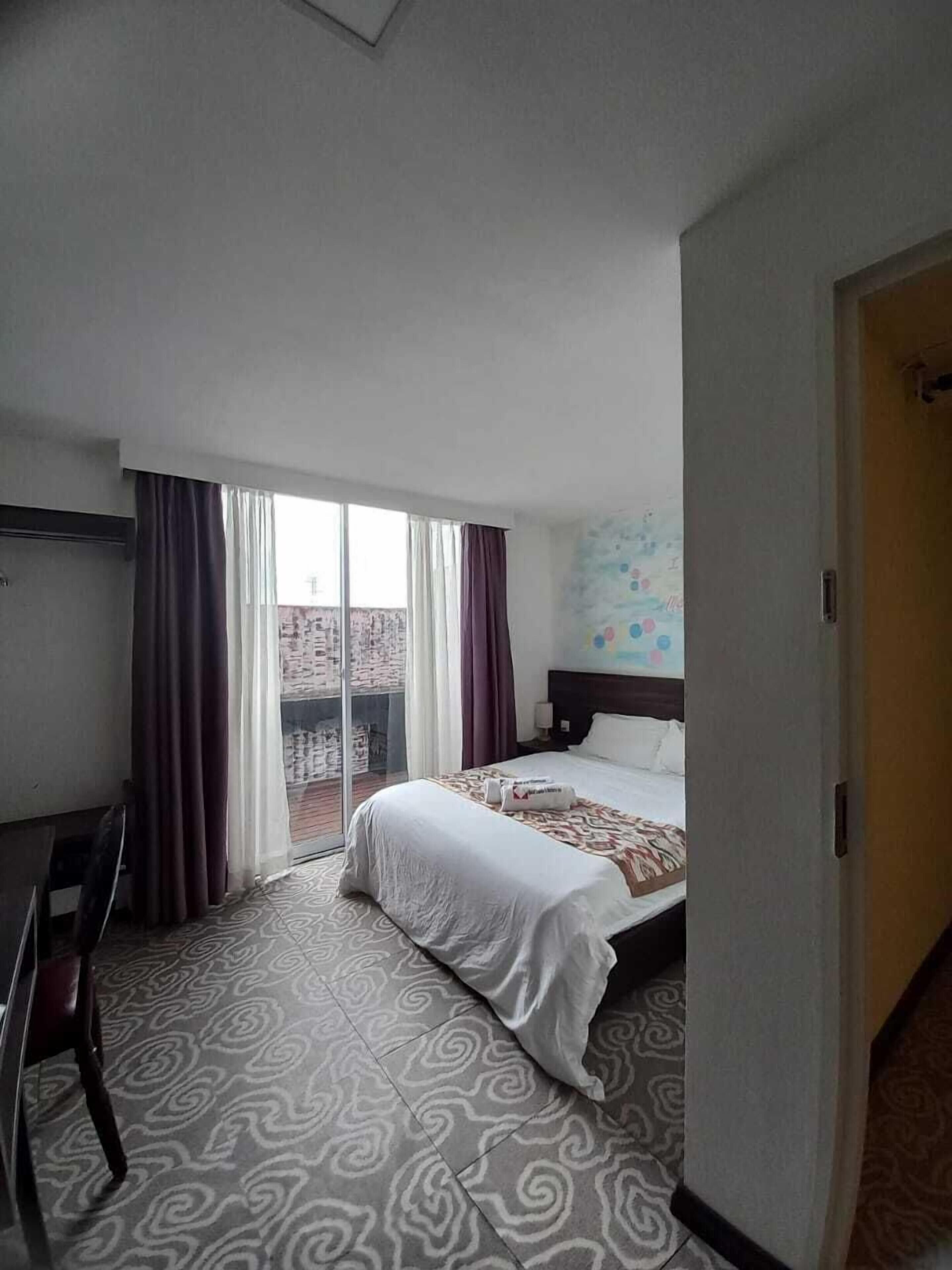 Camas de colchão Select Comfort, cofre no quarto, secretária 