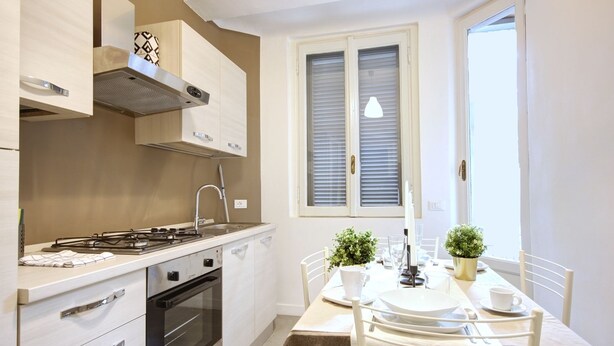 Apartamento, 3 quartos | Cozinha privada | Um frigorífico, um micro-ondas, um forno, uma placa de cozinha 