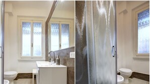 Apartamento, 3 quartos | Casa de banho | Um polibã, artigos de higiene pessoal grátis, um secador de cabelo 