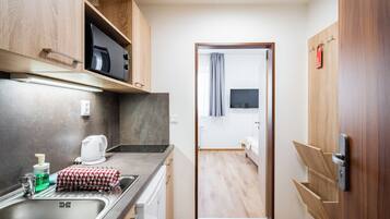 Quarto Twin Básico | Cozinha privada | Um frigorífico/congelador grande, um micro-ondas, uma chaleira elétrica