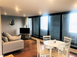 Apartamento Deluxe, 1 quarto, varanda, vista para o porto | Sala de estar | Smart TV 