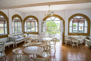 Café da manhã continental todos os dias mediante uma taxa