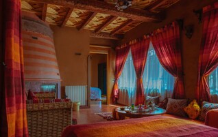 Suíte (Tajda) | Cofres nos quartos, individualmente decorados, escrivaninha