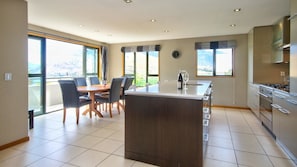 Casa, várias camas (Sun Spa Ski on Hensman) | Cozinha privada | Um frigorífico, um micro-ondas, um forno, uma placa de cozinha 