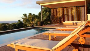 Casa, várias camas, vista para a praia (Nikao Luxury Villa) | Deque
