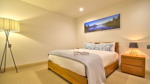 Apartamento, várias camas, Vista para a cidade (Lake Street Haven) | 4 quartos, roupa de alta qualidade, com decoração personalizada 