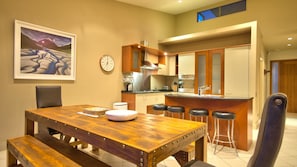 Apartamento, várias camas, Vista para a cidade (Lake Street Haven) | Refeições no quarto