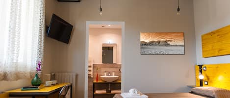 5 quartos, edredões de penas, camas de colchão viscoelástico