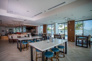 Pequenos-almoços servidos, cozinha americana, com vista para a piscina 