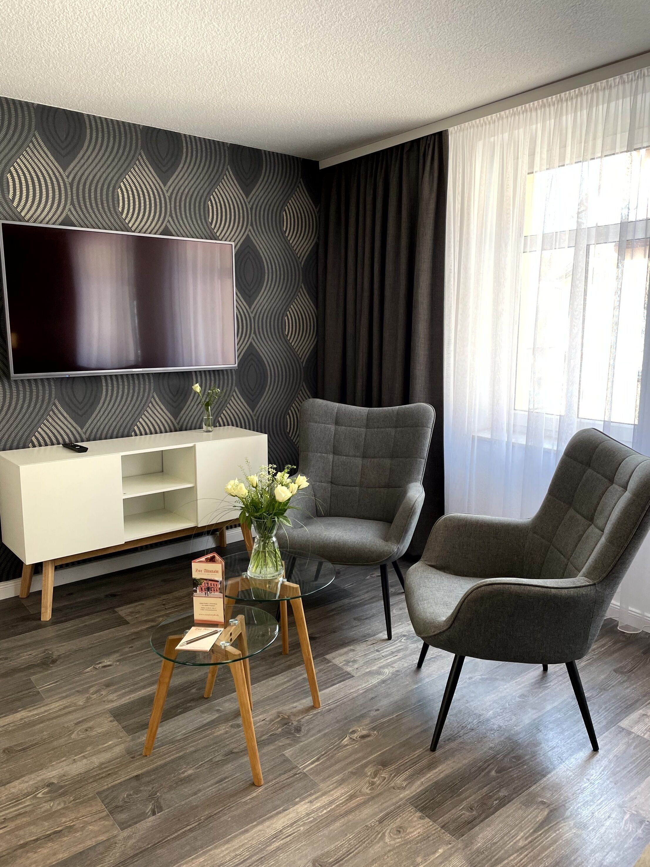 Quarto quádruplo conforto | Frigobar (abastecido com itens grátis), escrivaninha