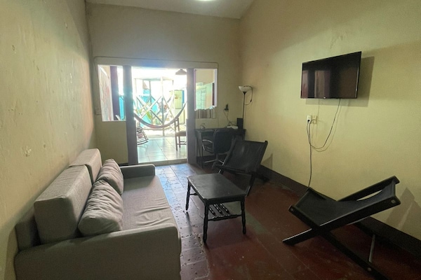 Smart TV de 32 de polegadas com canais por cabo, televisor, Netflix