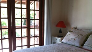 Quarto Duplo Familiar, várias camas, fumadores | Cortinas/cortinados opacos, Wi-fi grátis, roupa de cama fornecida 