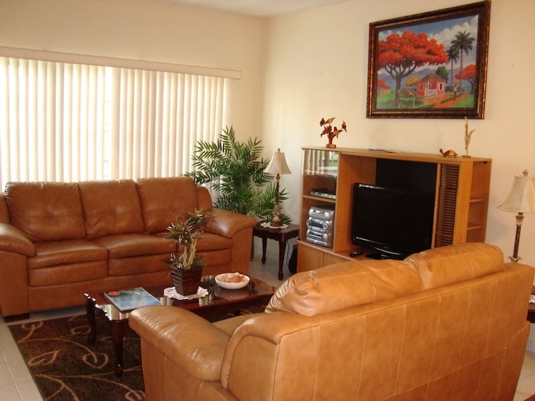 Affordable Tropical Townhouse, 7 Mins Walk To Beach - Nassau