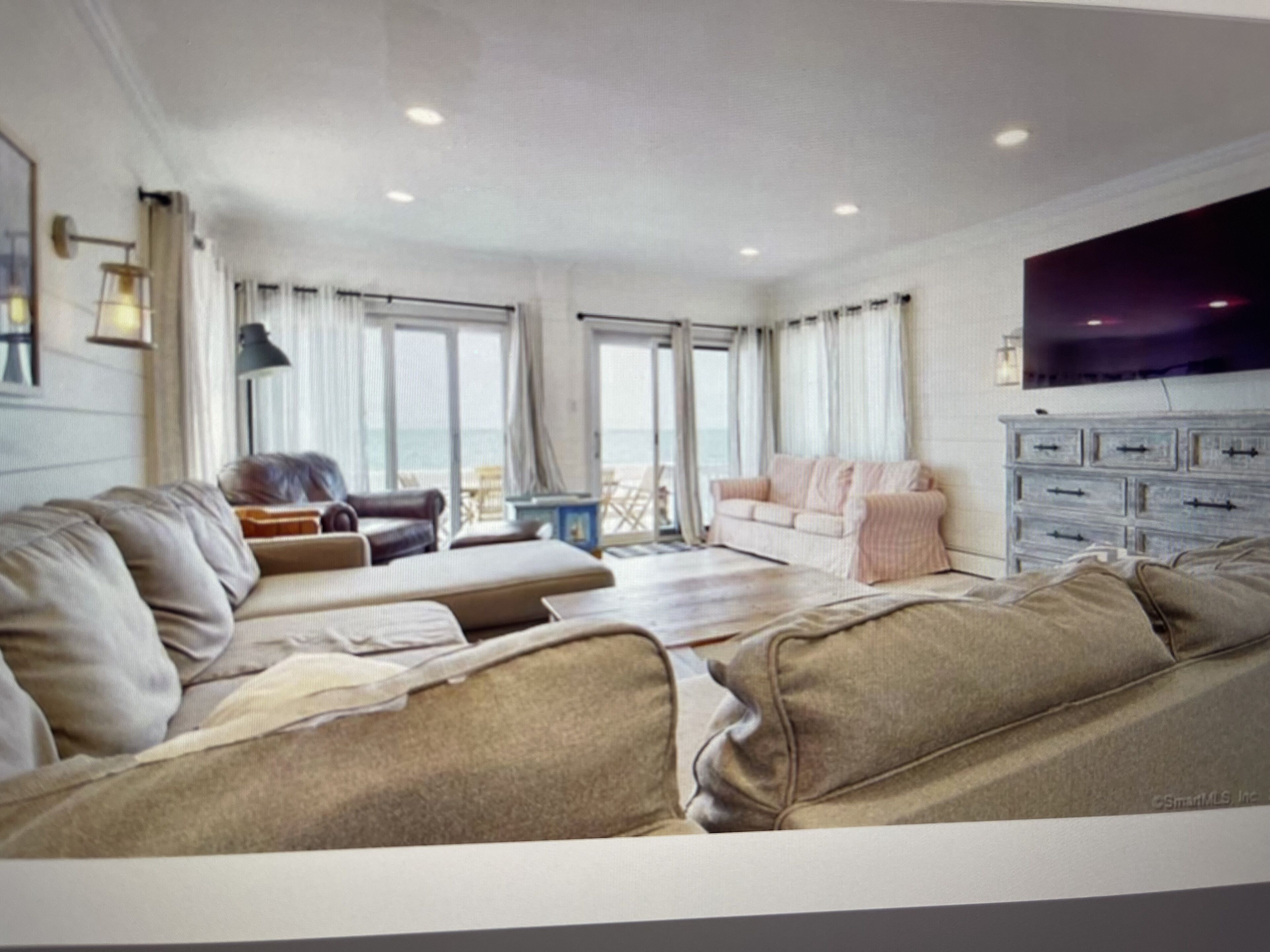 Beachfront 3-bedroom Vacation Home Just 14 Minutes From Yale University - Milford, CT