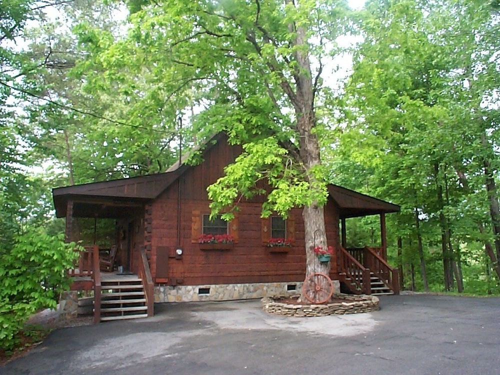 A+ Location 2 Mi Pigeon Forge Pkwy,not Up Mtn, Hottub, Quiet,private,super Clean - Pigeon Forge, TN