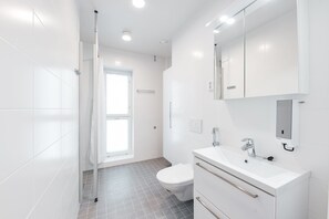 Estúdio clássico | Banheiro | Chuveiro, secador de cabelo, bidê, toalhas de banho