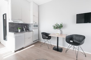 Geladeira, micro-ondas, fogão, cooktop