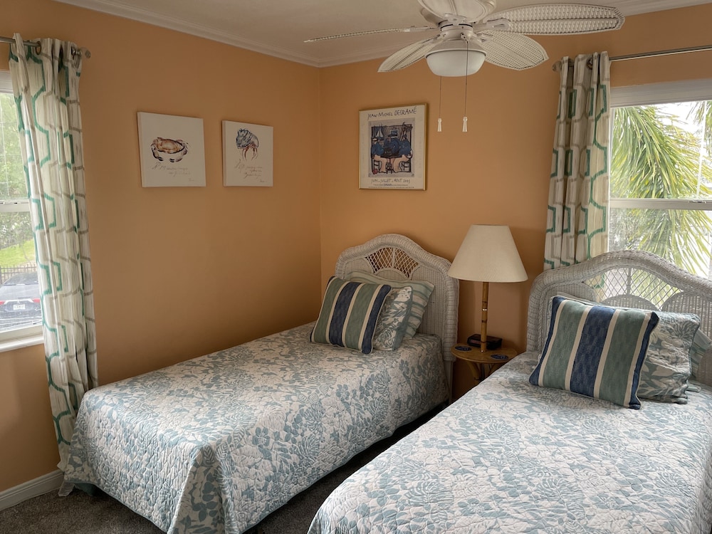 Best Location On The Island. Private Dock, Steps To Anna Maria Beach And Pier - Anna Maria, FL