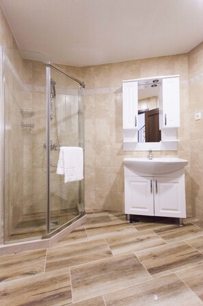 Apartamento Deluxe | Duche na casa de banho