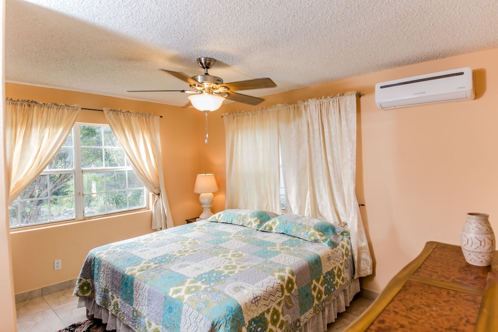 *Spacious Family Home W/ Pool Close To Shore Club Beach* - Turks and Caicos Islands