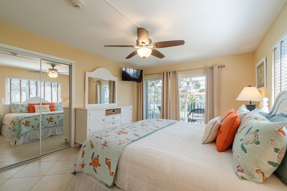 Private Tropical Beach-white Sand, Crystal Clear Water! Pool Wifi It's Loaded! - Key Colony Beach, FL