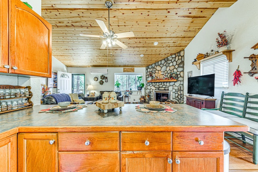 Wood Cabin, Full Amenities, Family Friendly And Wifi Access - New Mexico