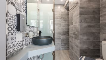 Quarto Comfort, varanda (Street View) | Casa de banho | Um polibã, artigos de higiene pessoal grátis