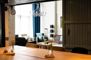 Com decoração personalizada, com mobília individualizada, secretária 