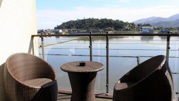 Quarto casal luxo, 1 cama Queen, para não fumantes | Escrivaninha, quartos à prova de som, Wi-Fi de cortesia, roupa de cama