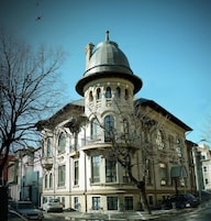 Um edifício histórico com uma cúpula imponente e janelas em arco.