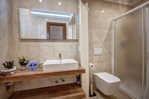 Apartamento, 1 quarto | Casa de banho | Um polibã, um chuveiro fixo, um secador de cabelo, toalhas fornecidas 