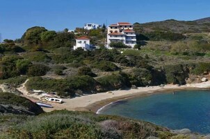 Espreguiçadeiras, guarda-sóis 