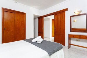 Apartamento família, 2 quartos, sacada | Edredons de pluma, frigobar, cofres nos quartos, roupa de cama