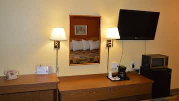 Escrivaninha, quartos à prova de som, Wi-Fi de cortesia, roupa de cama