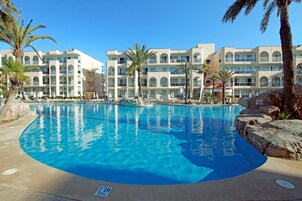 2 piscinas externas, funciona das 10h às 18h, guarda-sóis