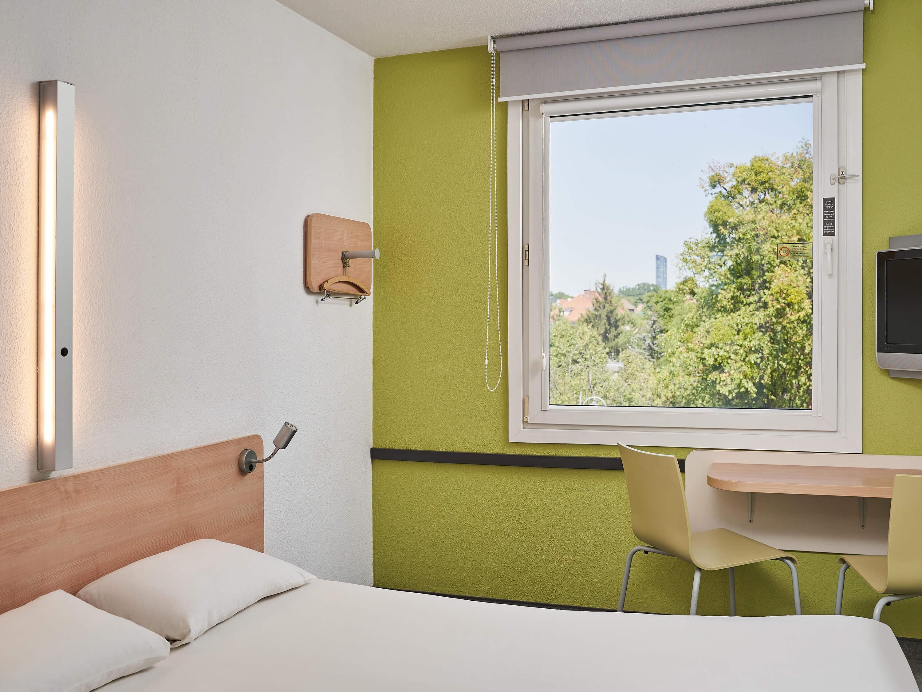 Quarto Duplo Standard, 1 cama de casal | Secretária, cortinas/cortinados opacos, ferro/tábua de engomar 