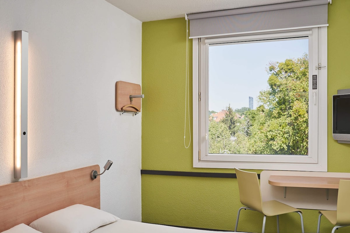 Quarto Duplo Standard, 1 cama de casal | Secretária, cortinas/cortinados opacos, ferro/tábua de engomar