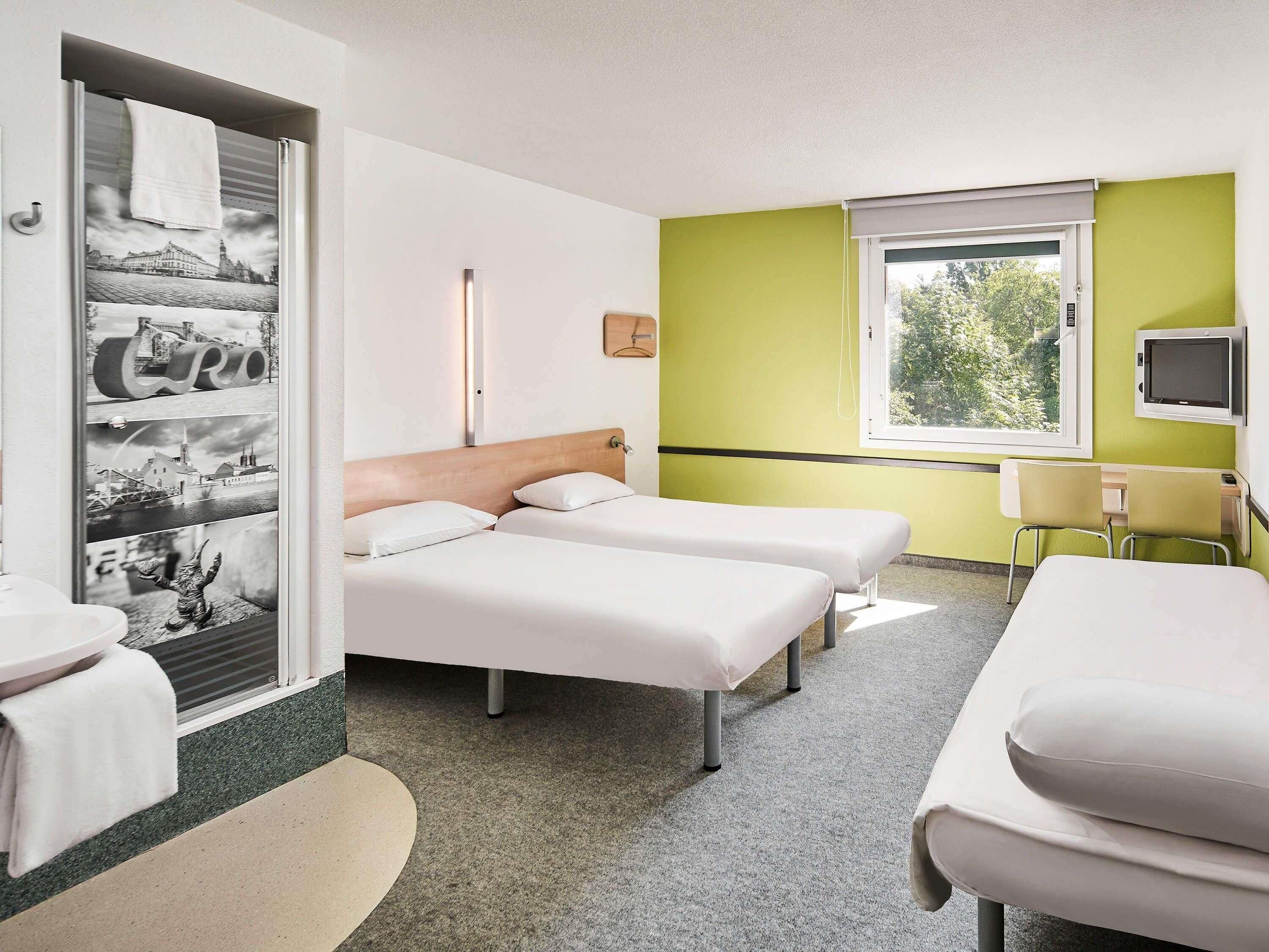 Secretária, cortinas/cortinados opacos, ferro/tábua de engomar 