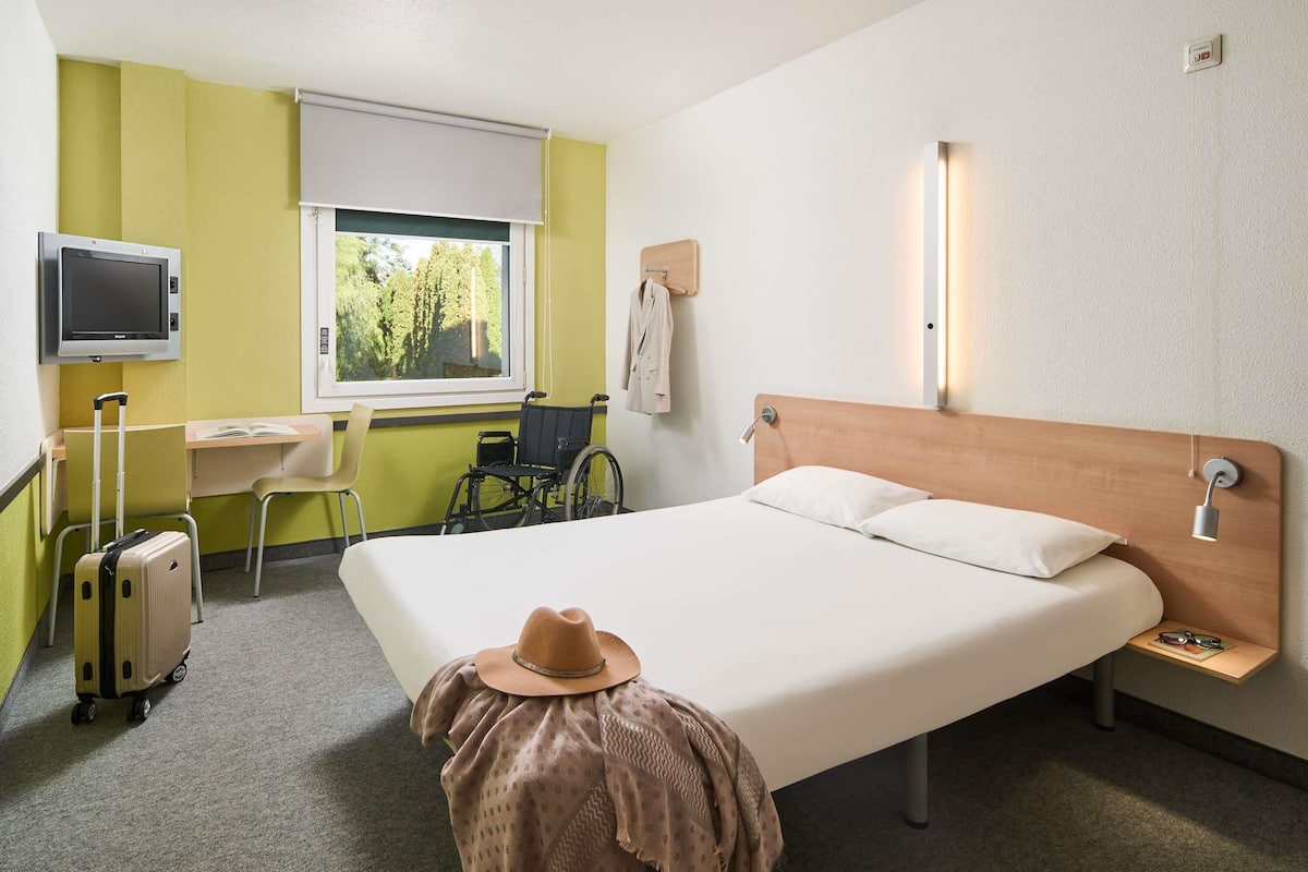 Quarto Standard, 1 cama de casal | Secretária, cortinas/cortinados opacos, ferro/tábua de engomar