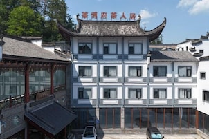 Um edifício tradicional chinês com telhado ladrilhado e várias janelas.